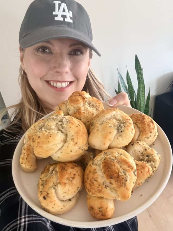 Easy Garlic Knots with Pizza Dough – Buttery & Oven-Baked